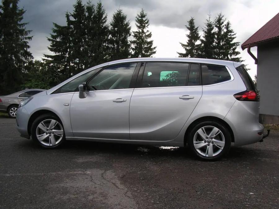 Grey Opel Zafira 2016 in Sigulda, with an engine capacity of 1.60 L and mileage of 197 thousand km for 6350 €, photo 5 on AUTOMOTO.COM.LV