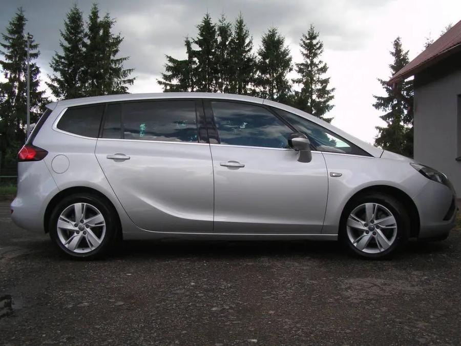 Grey Opel Zafira 2016 in Sigulda, with an engine capacity of 1.60 L and mileage of 197 thousand km for 6350 €, photo 8 on AUTOMOTO.COM.LV
