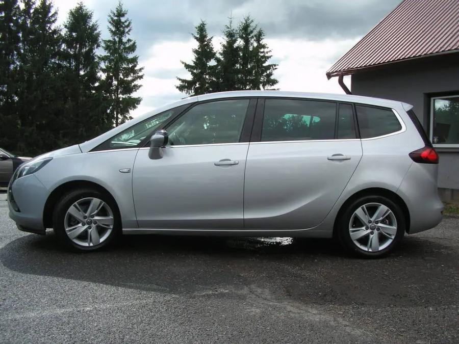 Grey Opel Zafira 2016 in Sigulda, with an engine capacity of 1.60 L and mileage of 197 thousand km for 6350 €, photo 9 on AUTOMOTO.COM.LV