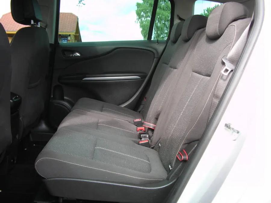Grey Opel Zafira 2016 in Sigulda, with an engine capacity of 1.60 L and mileage of 197 thousand km for 6350 €, photo 21 on AUTOMOTO.COM.LV