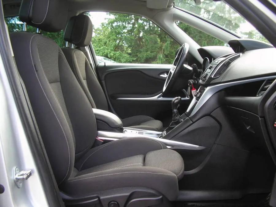 Grey Opel Zafira 2016 in Sigulda, with an engine capacity of 1.60 L and mileage of 197 thousand km for 6350 €, photo 26 on AUTOMOTO.COM.LV