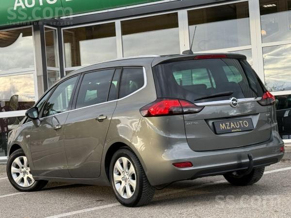 Grey Opel Zafira 2017 in Tukums, with an engine capacity of 1.60 L and mileage of 213 thousand km for 8200 €, photo 3 on AUTOMOTO.COM.LV