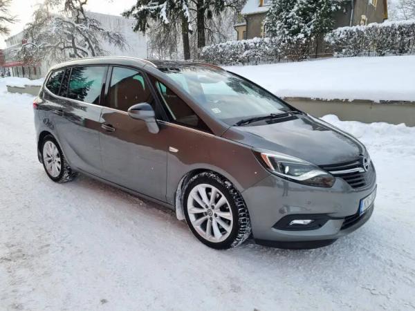 Grey Opel Zafira 2017 in Jekabpils, with an engine capacity of 2.00 L and mileage of 202 thousand km for 11900 €, photo 4 on AUTOMOTO.COM.LV