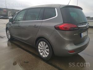 Grey Opel Zafira 2018 in Riga, with an engine capacity of 2.00 L and mileage of 92 thousand km for 15950 €, photo 8 on AUTOMOTO.COM.LV