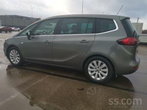 Grey Opel Zafira 2018 in Riga, with an engine capacity of 2.00 L and mileage of 92 thousand km for 15950 €, photo 9 on AUTOMOTO.COM.LV