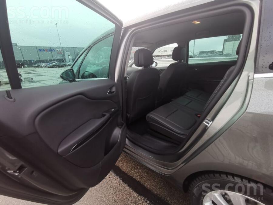Grey Opel Zafira 2018 in Riga, with an engine capacity of 2.00 L and mileage of 92 thousand km for 15950 €, photo 15 on AUTOMOTO.COM.LV