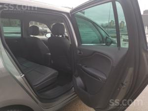 Grey Opel Zafira 2018 in Riga, with an engine capacity of 2.00 L and mileage of 92 thousand km for 15950 €, photo 17 on AUTOMOTO.COM.LV