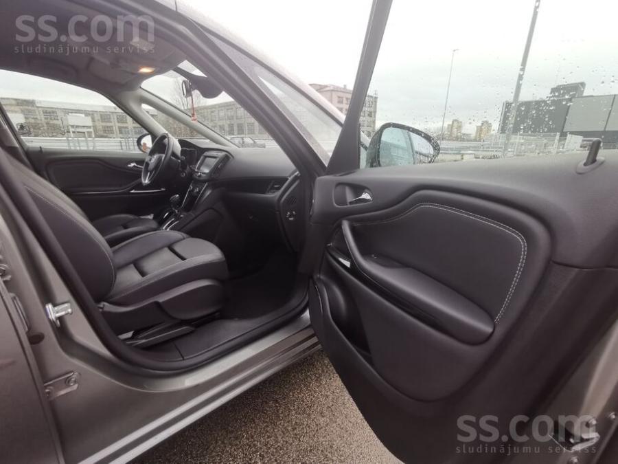 Grey Opel Zafira 2018 in Riga, with an engine capacity of 2.00 L and mileage of 92 thousand km for 15950 €, photo 19 on AUTOMOTO.COM.LV