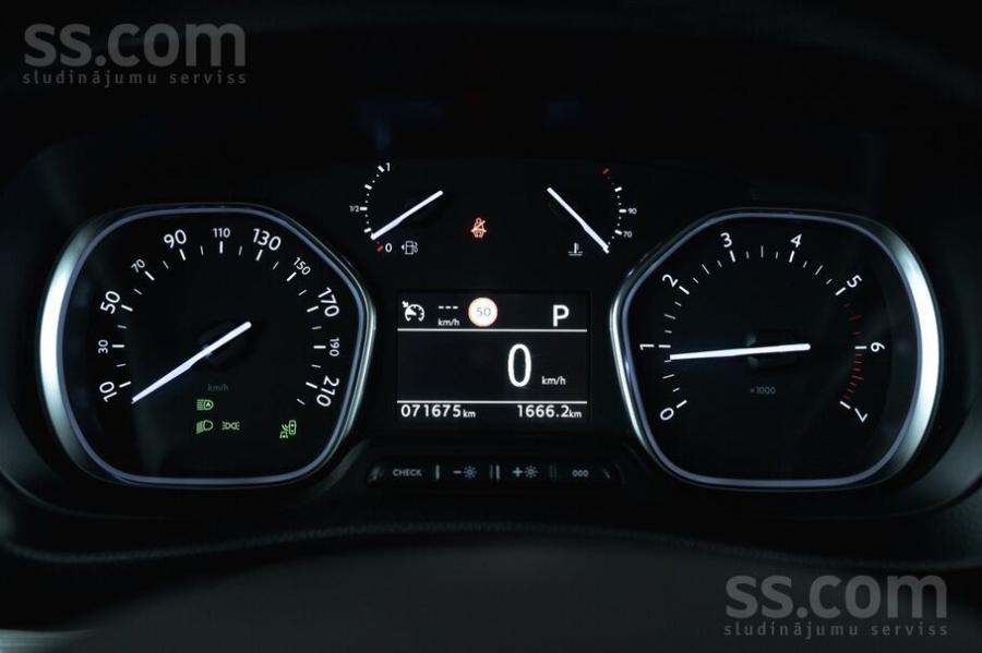 Grey Opel Zafira 2021 in Riga, with an engine capacity of 2.00 L and mileage of 72 thousand km for 25900 €, photo 17 on AUTOMOTO.COM.LV