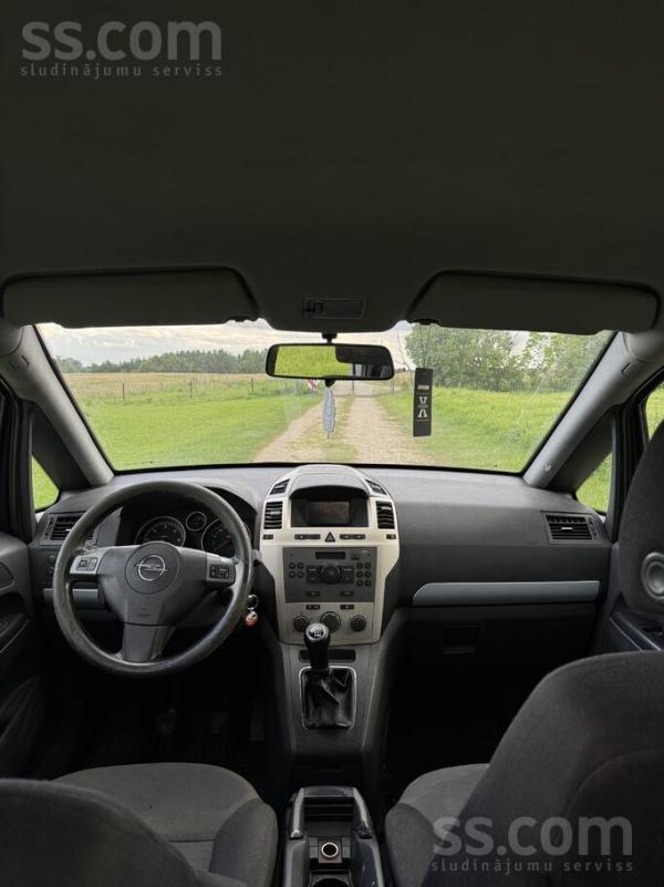 Grey Opel Zafira 2005 in Talsi, with an engine capacity of 1.90 L and mileage of 399 thousand km for 1295 €, photo 5 on AUTOMOTO.COM.LV