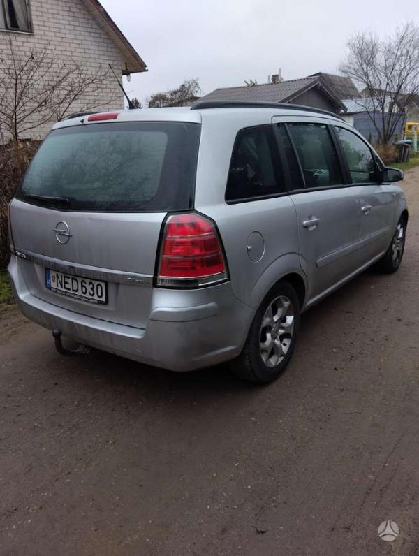 Grey Opel Zafira 2006 in Vilnius, with an engine capacity of 2.20 L and mileage of 250 thousand km for 1950 €, photo 7 on AUTOMOTO.COM.LV