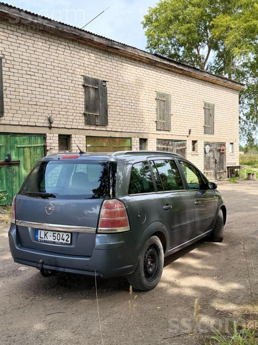 Grey Opel Zafira 2007 in Rezekne, with an engine capacity of 1.90 L and mileage of 283 thousand km for 950 €, photo 4 on AUTOMOTO.COM.LV