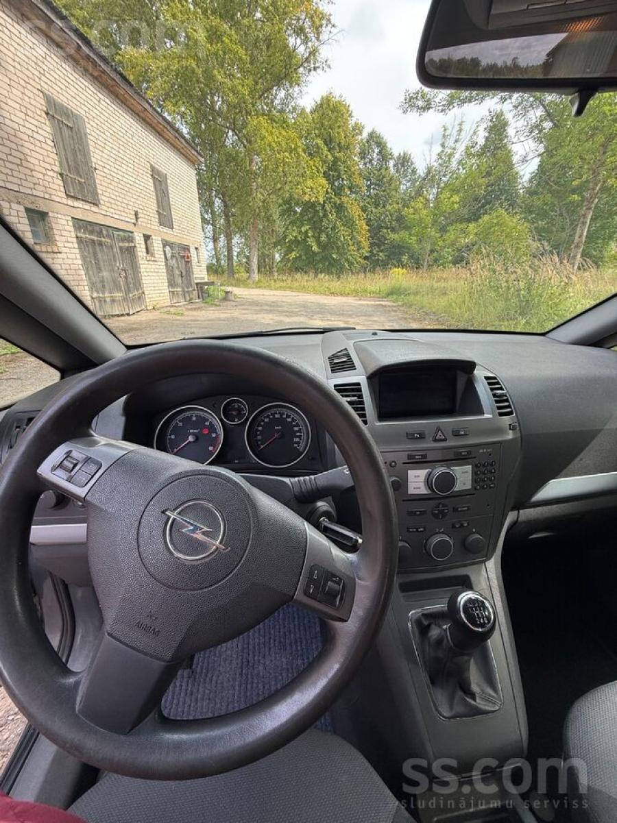 Grey Opel Zafira 2007 in Rezekne, with an engine capacity of 1.90 L and mileage of 283 thousand km for 950 €, photo 9 on AUTOMOTO.COM.LV