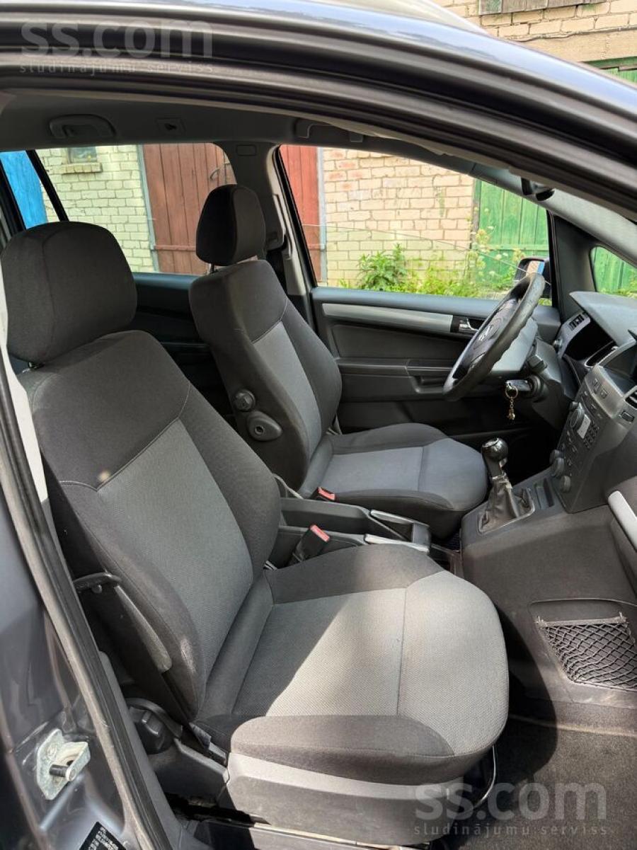 Grey Opel Zafira 2007 in Rezekne, with an engine capacity of 1.90 L and mileage of 283 thousand km for 950 €, photo 10 on AUTOMOTO.COM.LV