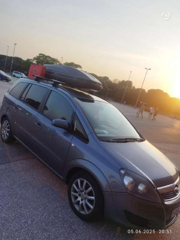 Grey Opel Zafira 2008 in Alytus, with an engine capacity of 1.90 L and mileage of 360 thousand km for 2650 €, photo 1 on AUTOMOTO.COM.LV