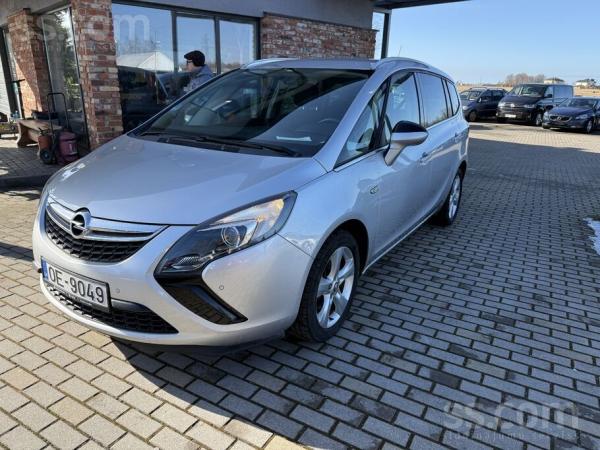 Grey Opel Zafira 2012 in Talsi, with an engine capacity of 2.00 L and mileage of 246 thousand km for 5970 €, photo 1 on AUTOMOTO.COM.LV