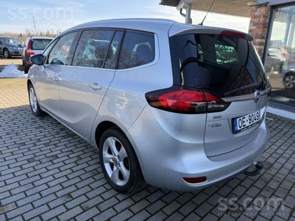 Grey Opel Zafira 2012 in Talsi, with an engine capacity of 2.00 L and mileage of 246 thousand km for 5970 €, photo 2 on AUTOMOTO.COM.LV