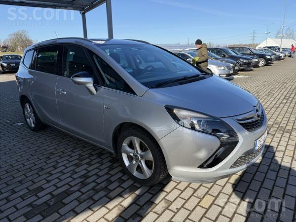 Grey Opel Zafira 2012 in Talsi, with an engine capacity of 2.00 L and mileage of 246 thousand km for 5970 €, photo 5 on AUTOMOTO.COM.LV