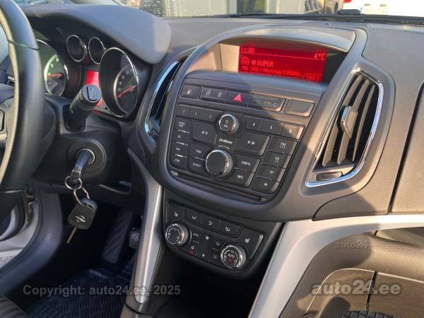 Grey Opel Zafira 2014 in Tallinn, with an engine capacity of 1.60 L and mileage of 212 thousand km for 4590 €, photo 11 on AUTOMOTO.COM.LV