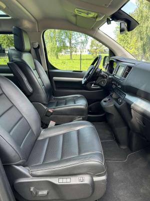 Black Opel Zafira Life 2022 in Taurage, with an engine capacity of 2.00 L and mileage of 186 thousand km for 18700 €, photo 8 on AUTOMOTO.COM.LV