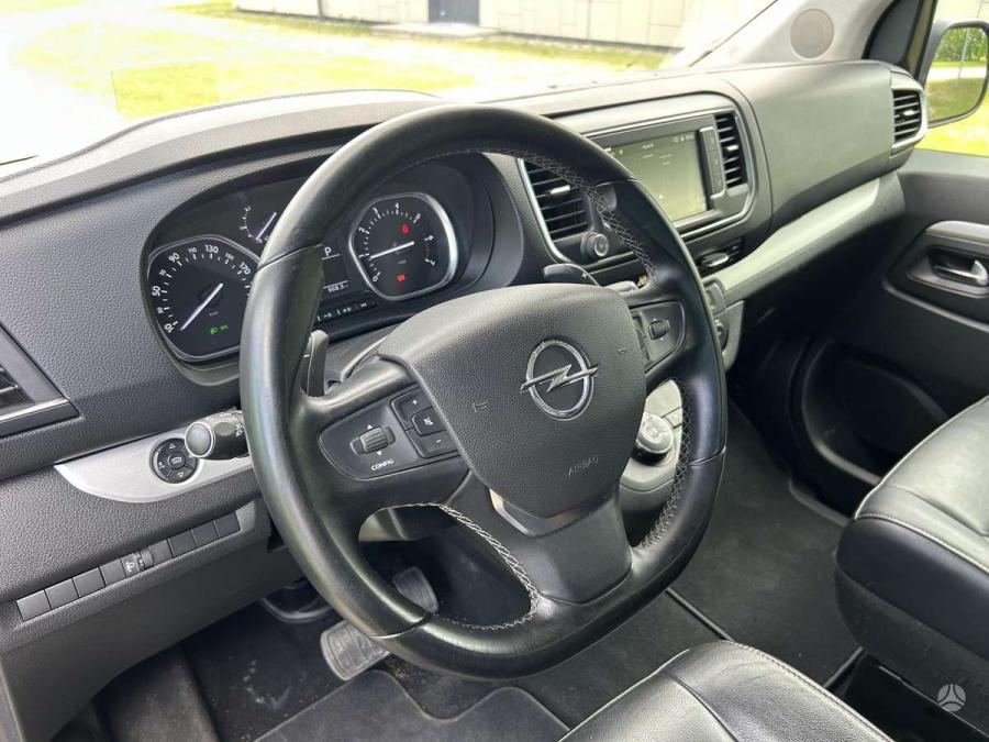 Black Opel Zafira Life 2022 in Taurage, with an engine capacity of 2.00 L and mileage of 186 thousand km for 18700 €, photo 13 on AUTOMOTO.COM.LV