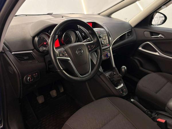 Blue Opel Zafira Life 2013 in Marijampole, with an engine capacity of 1.96 L and mileage of 246 thousand km for 4999 €, photo 3 on AUTOMOTO.COM.LV