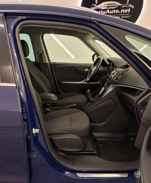 Blue Opel Zafira Life 2013 in Marijampole, with an engine capacity of 1.96 L and mileage of 246 thousand km for 4999 €, photo 8 on AUTOMOTO.COM.LV