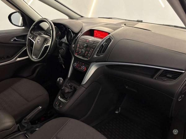 Blue Opel Zafira Life 2013 in Marijampole, with an engine capacity of 1.96 L and mileage of 246 thousand km for 4999 €, photo 10 on AUTOMOTO.COM.LV