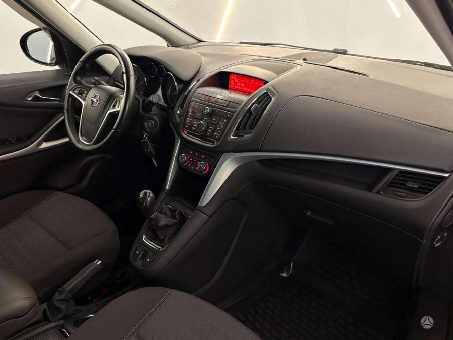 Blue Opel Zafira Life 2013 in Marijampole, with an engine capacity of 1.96 L and mileage of 246 thousand km for 4999 €, photo 10 on AUTOMOTO.COM.LV