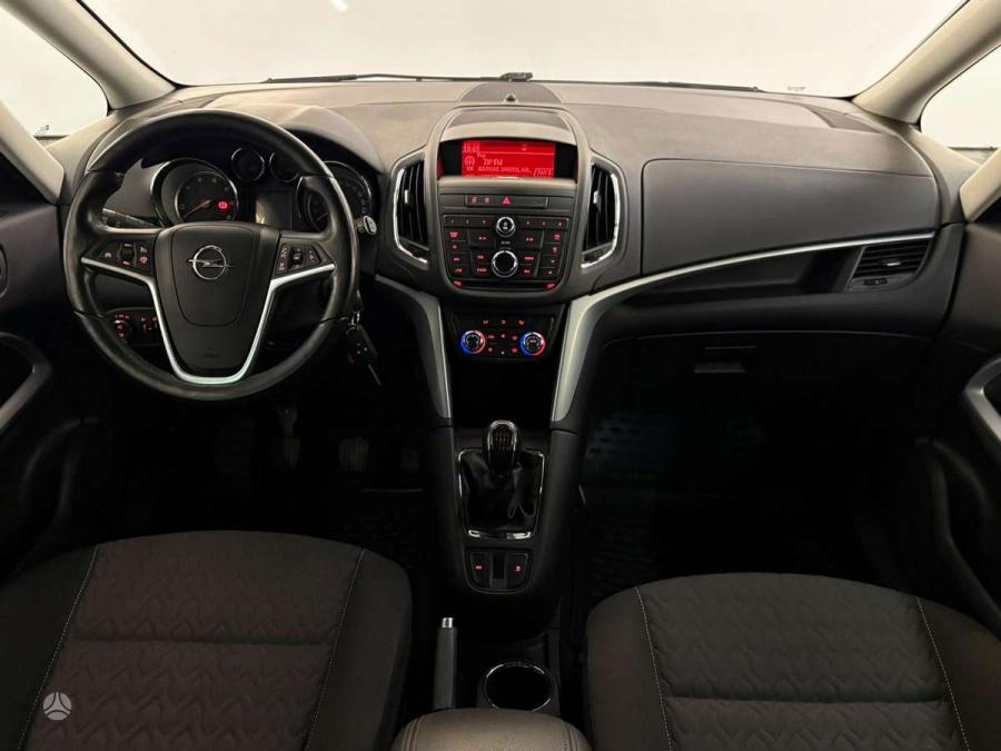 Blue Opel Zafira Life 2013 in Marijampole, with an engine capacity of 1.96 L and mileage of 246 thousand km for 4999 €, photo 17 on AUTOMOTO.COM.LV