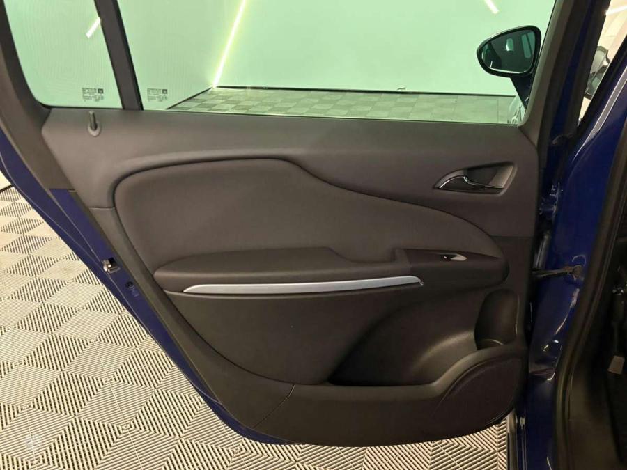 Blue Opel Zafira Life 2013 in Marijampole, with an engine capacity of 1.96 L and mileage of 246 thousand km for 4999 €, photo 22 on AUTOMOTO.COM.LV