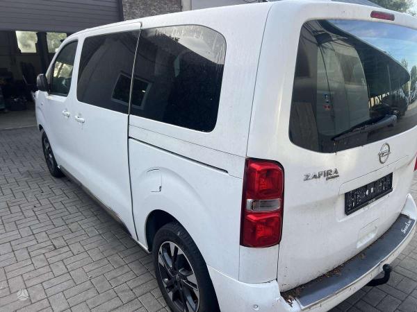 White Opel Zafira Life 2020 in Sakiai, with an engine capacity of 1.50 L and mileage of 61 thousand km for 6999 €, photo 3 on AUTOMOTO.COM.LV