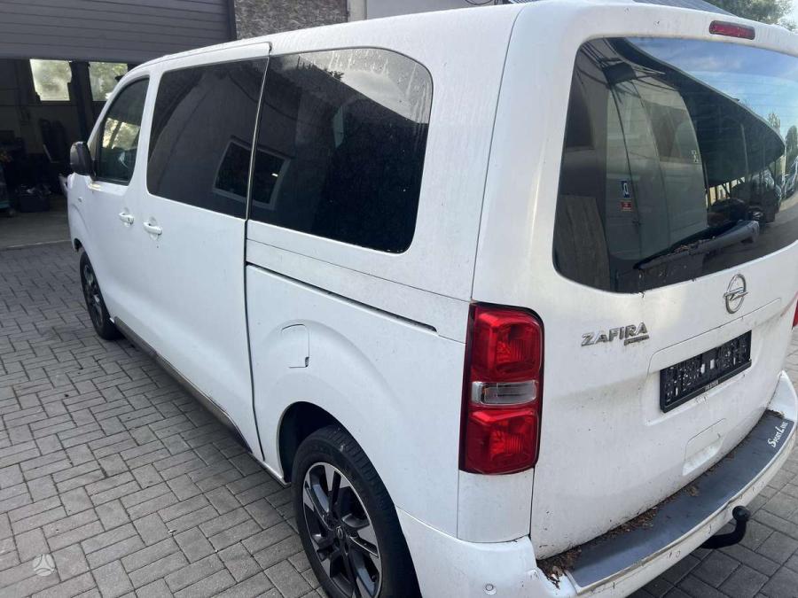 White Opel Zafira Life 2020 in Sakiai, with an engine capacity of 1.50 L and mileage of 61 thousand km for 6999 €, photo 3 on AUTOMOTO.COM.LV