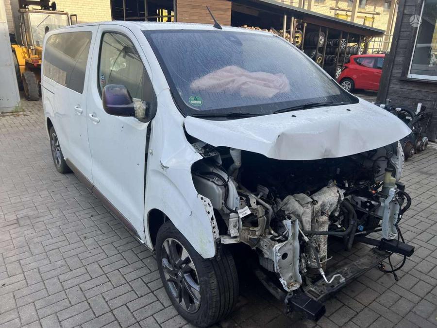 White Opel Zafira Life 2020 in Sakiai, with an engine capacity of 1.50 L and mileage of 61 thousand km for 6999 €, photo 4 on AUTOMOTO.COM.LV