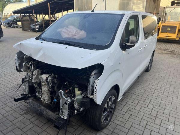 White Opel Zafira Life 2020 in Sakiai, with an engine capacity of 1.50 L and mileage of 61 thousand km for 6999 €, photo 5 on AUTOMOTO.COM.LV