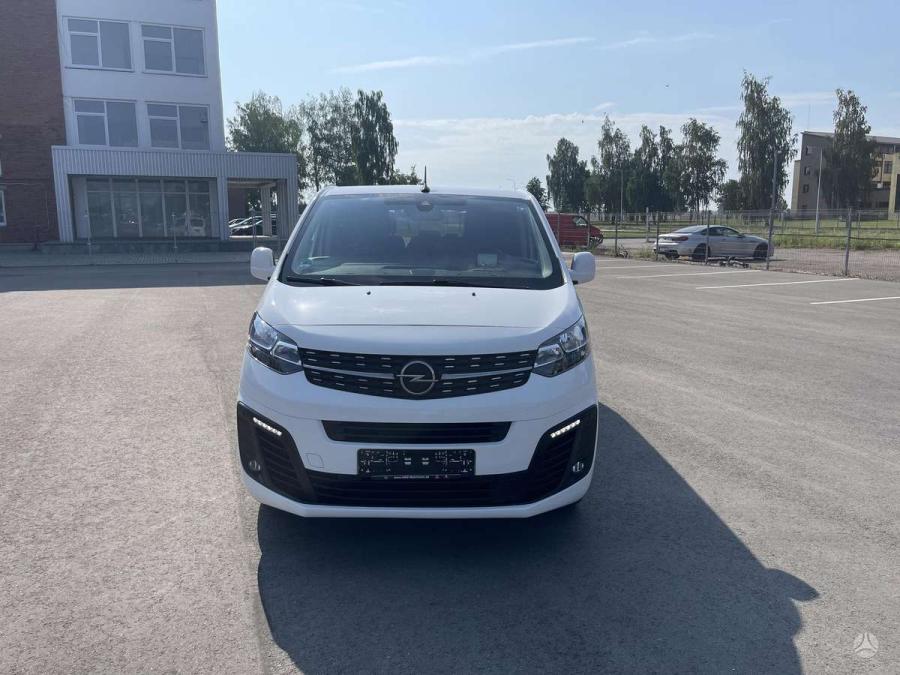 White Opel Zafira Life 2021 in Marijampole, with an engine capacity of 2.00 L and mileage of 154 thousand km for 18900 €, photo 3 on AUTOMOTO.COM.LV