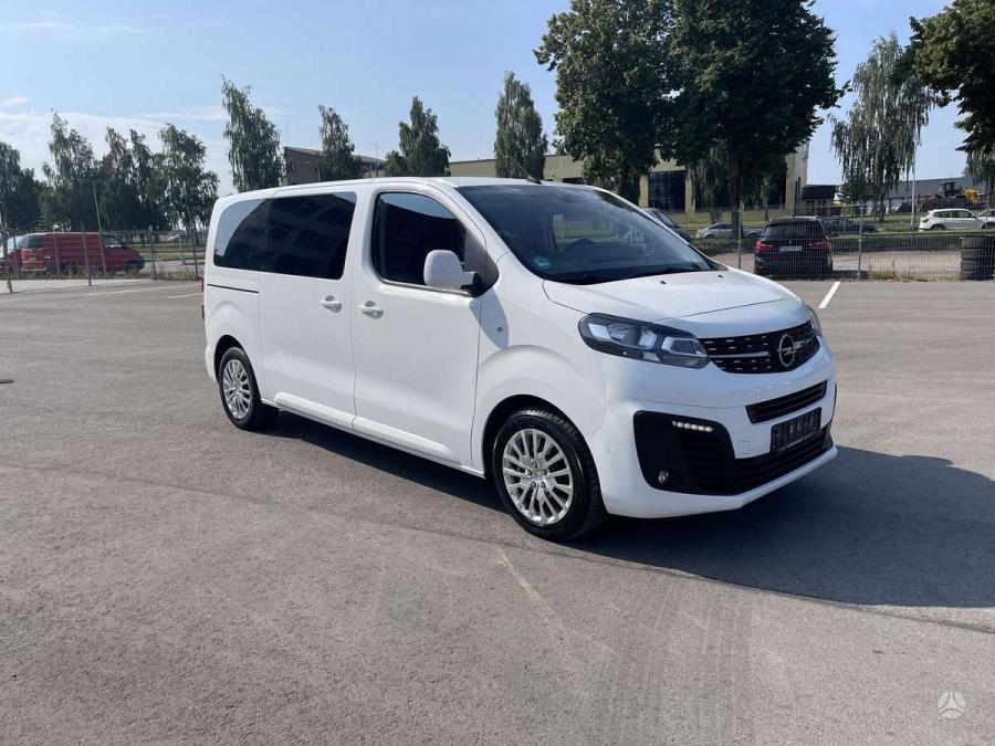White Opel Zafira Life 2021 in Marijampole, with an engine capacity of 2.00 L and mileage of 154 thousand km for 18900 €, photo 4 on AUTOMOTO.COM.LV