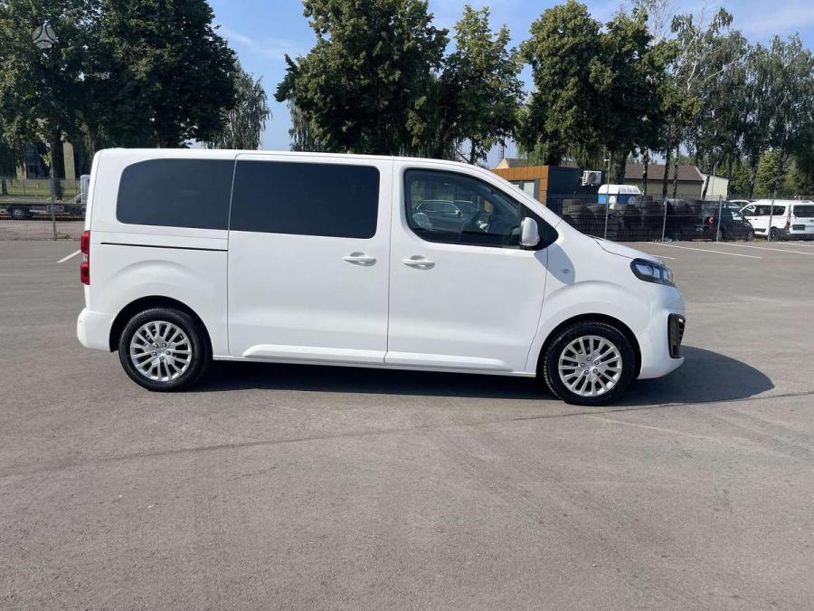 White Opel Zafira Life 2021 in Marijampole, with an engine capacity of 2.00 L and mileage of 154 thousand km for 18900 €, photo 5 on AUTOMOTO.COM.LV