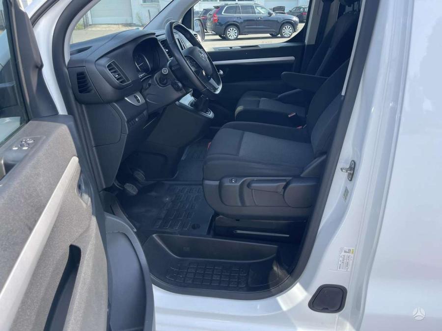 White Opel Zafira Life 2021 in Marijampole, with an engine capacity of 2.00 L and mileage of 154 thousand km for 18900 €, photo 10 on AUTOMOTO.COM.LV