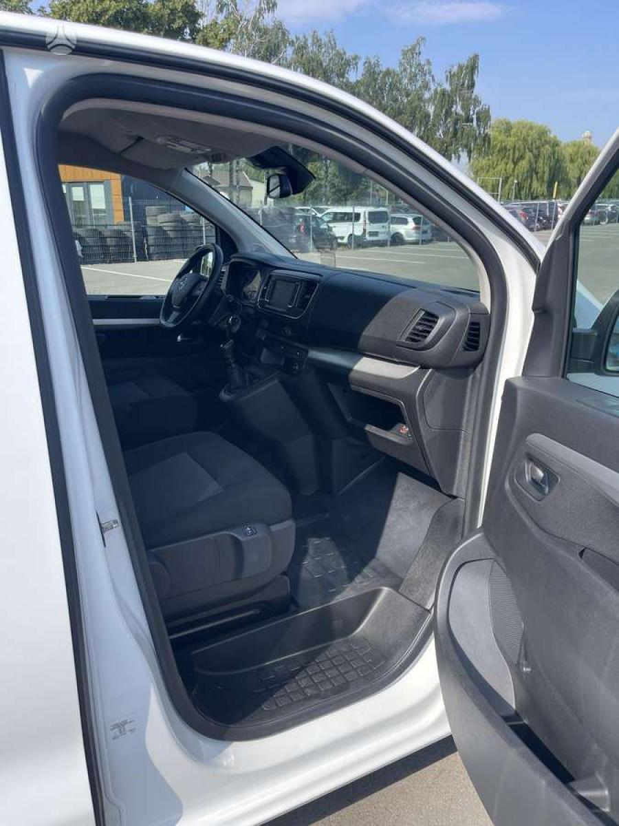 White Opel Zafira Life 2021 in Marijampole, with an engine capacity of 2.00 L and mileage of 154 thousand km for 18900 €, photo 11 on AUTOMOTO.COM.LV