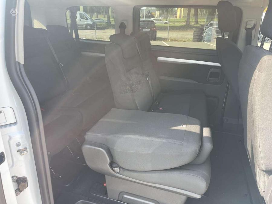 White Opel Zafira Life 2021 in Marijampole, with an engine capacity of 2.00 L and mileage of 154 thousand km for 18900 €, photo 14 on AUTOMOTO.COM.LV