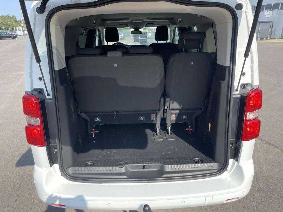 White Opel Zafira Life 2021 in Marijampole, with an engine capacity of 2.00 L and mileage of 154 thousand km for 18900 €, photo 15 on AUTOMOTO.COM.LV