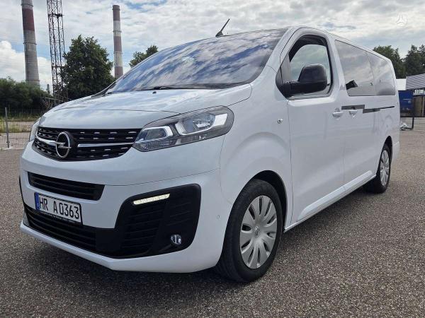 White Opel Zafira Life 2022 in Kaunas, with an engine capacity of 2.00 L and mileage of 220 thousand km for 18900 €, photo 1 on AUTOMOTO.COM.LV
