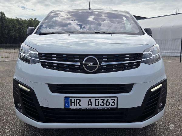 White Opel Zafira Life 2022 in Kaunas, with an engine capacity of 2.00 L and mileage of 220 thousand km for 18900 €, photo 2 on AUTOMOTO.COM.LV