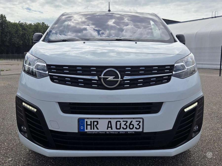 Balts Opel Zafira Life 2022 Kauņa, ar dzinēja tilpumu 2.00 L un nobraukumu 220 tūkst. km par 18900 €, foto 3 vietnē AUTOMOTO.COM.LV