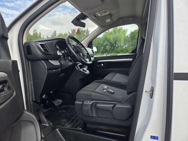 White Opel Zafira Life 2022 in Kaunas, with an engine capacity of 2.00 L and mileage of 220 thousand km for 18900 €, photo 10 on AUTOMOTO.COM.LV