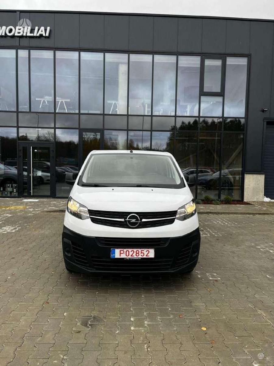 White Opel Zafira Life 2022 in Vilnius, with an engine capacity of 2.00 L and mileage of 142 thousand km for 18500 €, photo 1 on AUTOMOTO.COM.LV