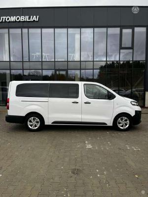 White Opel Zafira Life 2022 in Vilnius, with an engine capacity of 2.00 L and mileage of 142 thousand km for 18500 €, photo 3 on AUTOMOTO.COM.LV