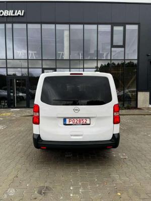 White Opel Zafira Life 2022 in Vilnius, with an engine capacity of 2.00 L and mileage of 142 thousand km for 18500 €, photo 4 on AUTOMOTO.COM.LV