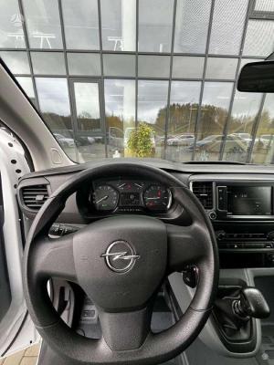White Opel Zafira Life 2022 in Vilnius, with an engine capacity of 2.00 L and mileage of 142 thousand km for 18500 €, photo 9 on AUTOMOTO.COM.LV